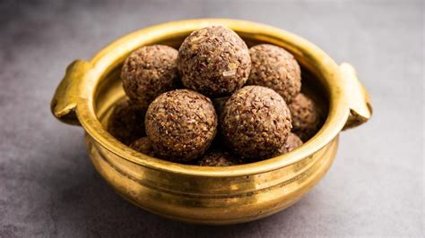 Alsi Laddu Recipe ગળ્યામાં કંઈ હેલ્ધી ખાવા માગો છો તો આજે જ ઘરે બનાવો અળસીના લાડુ Gujarati