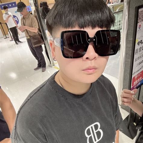 餐飲業 呼籲各位出門用餐有任何事情需要找服務生時， 千千萬萬 不要找手上拿很多東西而且正走動的人！！！ 拜託拜託🥺🙏