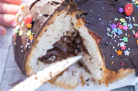 빵집에서 초콜릿 폭탄 초콜릿으로 가득 찬 롤빵과 초콜릿 프로스팅과 약간의 색상 반짝임 0명에 대한 스톡 사진 및 기타 이미지 0명 가득 찬 건강에 좋지 않은 음식