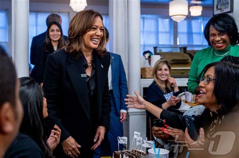 [사진] 필라델피아 식품점서 지지자들 환영 받는 해리스 뉴스1