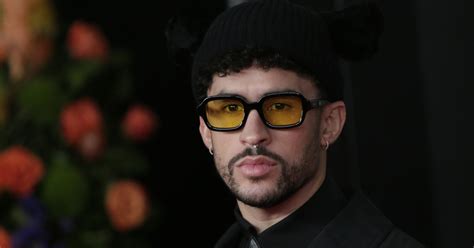 Bad Bunny Reacciona A Video En El Que Lanza El Celular De Una Fan