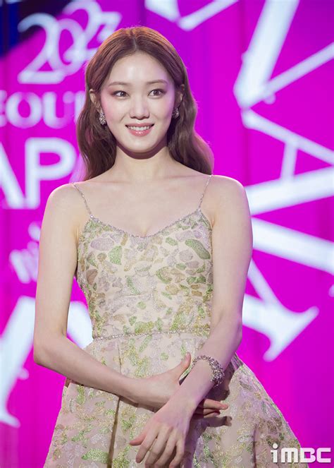 움짤 이성경 큐티섹시 이른 봄 맞이