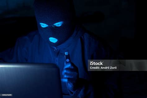 Foto De Crimes Cibernéticos Hackers E Crimes Tecnológicos Hacker Mascarado Trabalhando Na