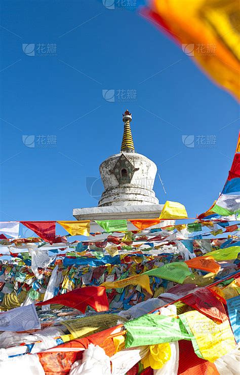 在西藏湛蓝的天空下白色的宝塔