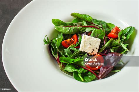 건강 한 샐러드 흰 접시와 치즈 에 샐러드 믹스를 떠난다 음식 배경이미지 0명에 대한 스톡 사진 및 기타 이미지 Istock