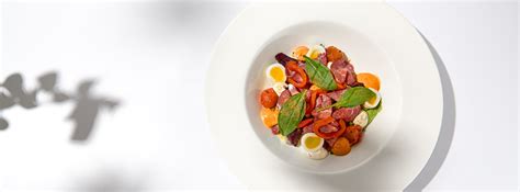 거친 그림자가있는 흰색 테이블에 구운 쇠고기 야채 및 달걀을 곁들인 샐러드 나뭇잎의 그림자가있는 현대적인 스타일의 스테이크 샐러드 화려한 음식 여름 메뉴에 파스타 라미와