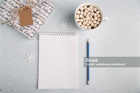 깨끗한 노트북은 연필 옆에 밝은 배경에 커피와 스티커가있는 머그잔에 놓여 있습니다 0명에 대한 스톡 사진 및 기타 이미지 0명 겨울 계획 Istock