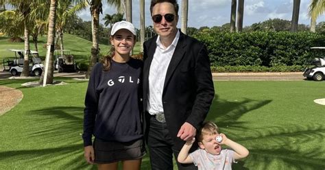 일론 머스크 트럼프 가족사진에 등장…트럼프 정부 공직 맡을 확률 83