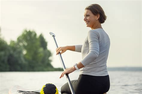젊은 백인 여성의 클로즈업 초상화 스포츠맨 연습 여름 저녁에 혼자 훈련 야외 활동적인 삶 스포츠 레저 활동 컨셉 30 34세에 대한 스톡 사진 및 기타 이미지 Istock