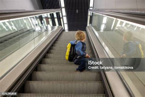 출발 게이트 근처 공항 환승 홀에서 비행기에 탑승을 기다리는 귀여운 아기 소년 아이들과 함께 공기로 활동적인 가족 라이프 스타일 여행 공항에 대한 스톡 사진 및 기타 이미지