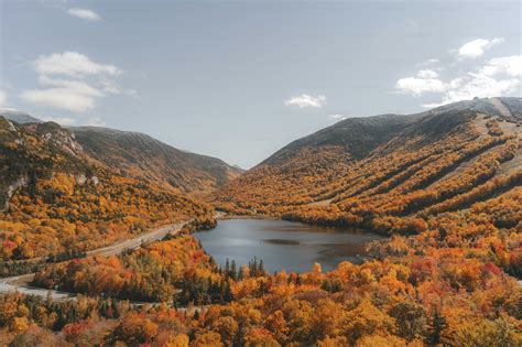 산으로 둘러싸인 호수의 경치 사진 Unsplash의 가을 이미지