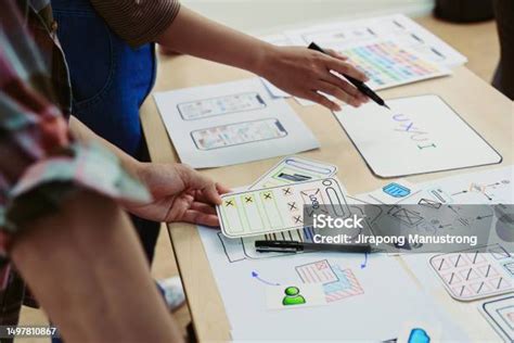 크리에이티브 웹 그래픽 디자이너 팀 휴대폰 애플리케이션 및 개발 템플릿 레이아웃을 위한 드로잉 웹사이트 Ux Ui 앱 프로토타입