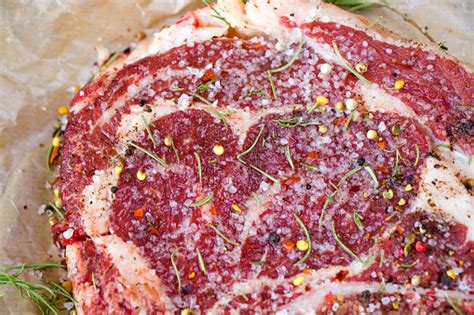 식탁에 있는 소고기 향신료 로즈마리 립 아이 스테이크 재료 후추와 거친 소금 0명에 대한 스톡 사진 및 기타 이미지 0명 갈비 음식 검은색 Istock