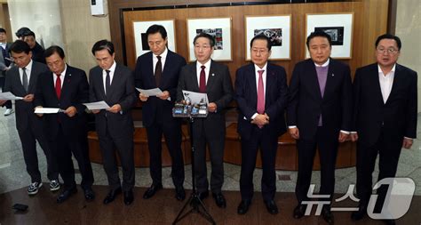 긴급 회동 갖고 발표하는 국민의힘 시도지사 뉴스1