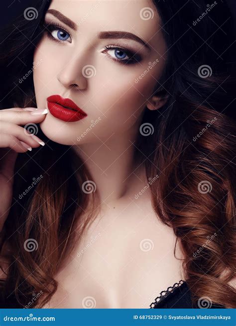 Schitterende Sexy Vrouw Met Donker Haar En Heldere Make Up Stock
