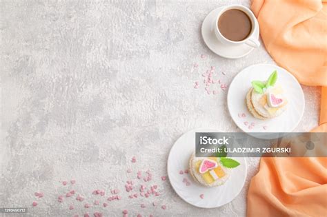 회색 콘크리트 배경과 오렌지 섬유에 커피 한 잔과 우유와 코코넛 크림장식 케이크 상단 보기 플랫 레이 복사 공간 0명에 대한 스톡 사진 및 기타 이미지 Istock