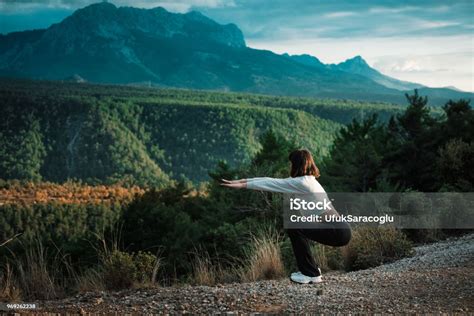아침 숲 오솔길에서 실행 하기 전에 워밍업 하는 젊은 여성 러너 건강한 생활방식에 대한 스톡 사진 및 기타 이미지 건강한 생활방식 녹색 달리기 Istock