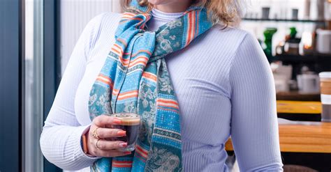 현대식 카페에서 커피를 즐기는 여성 · 무료 스톡 사진