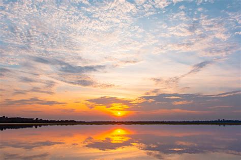 일몰 반사 석호입니다 구름 뒤에 아름다운 일몰과 라군 풍경 배경 위의 푸른 하늘 일몰에 구름과 극적인 하늘 가을에 대한 스톡 사진 및 기타 이미지 Istock