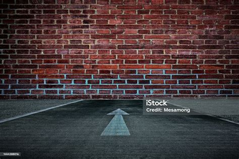 오래된 벽돌 벽 배경으로 곧장 가는 길의 흰색 화살표는 비즈니스 막다른 개념에 적합합니다 도로에 대한 스톡 사진 및 기타 이미지 도로 종점 벽 Istock