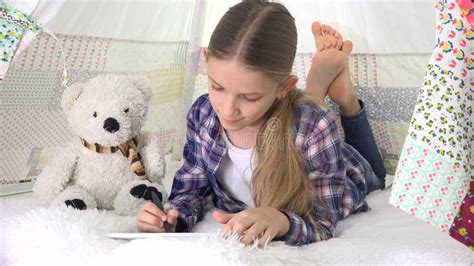 Ni O Jugando Tableta En La Sala De Juegos Escribiendo Deberes Para El Patio De Juegos De Ni Os