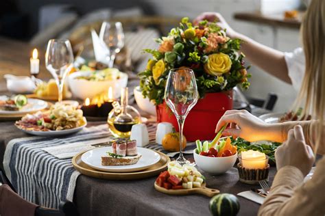 Сервированный стол с едой 85 фото