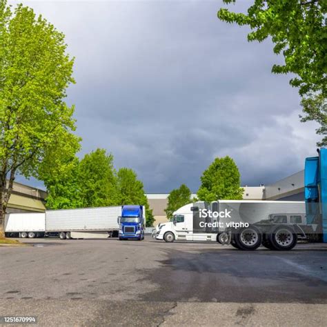 세미 트레일러가 배달을 위해 외출하는 창고 주차장을 켜는 파란색로드 큰 장비 세미 트럭 0명에 대한 스톡 사진 및 기타 이미지 0명 건물 외관 고속도로 Istock