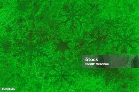 별 모양과 눈송이가있는 추상적 인 녹색으로 빛나는 휴가 배경 녹색에 대한 스톡 사진 및 기타 이미지 녹색 호일 0명 Istock