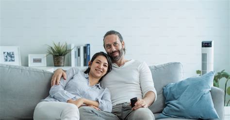 백인 사랑하는 부부는 집 거실에서 함께 영화를 본다 아름 다운 행복 한 새 결혼 남자와 여자는 소파에 앉아 원격 제어 Tv