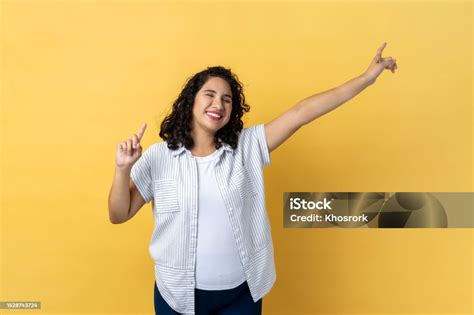 여자는 축제 분위기가 좋고 춤을 추고 손을 들고 행복을 표현한다 여자에 대한 스톡 사진 및 기타 이미지 여자 한 명의 여자만 이란 민족 Istock