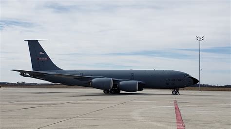 video shows kc 135 tanker flying into fort wayne