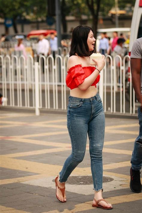 牛仔紧身裤熟女 这肥硕的臀部曲线 难怪外国黑男友那么喜欢她
