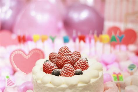 オシャレな誕生日画像可愛いイチゴのショートケーキでお祝いのフリー画像おしゃれなフリー写真素材GIRLY DROP