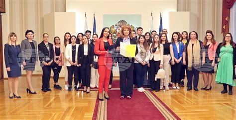 Илияна Йотова обсъди с младежи тормоза в училище и нуждата от реформа на образователната система