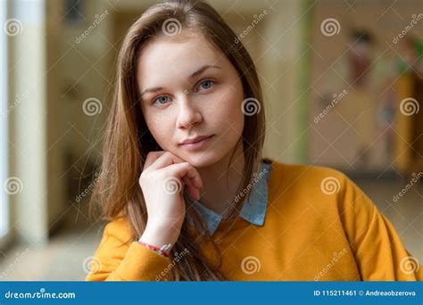 Estudiante Universitario De Sexo Femenino Feliz Joven Que Se Sienta En El Vest Bulo En Su