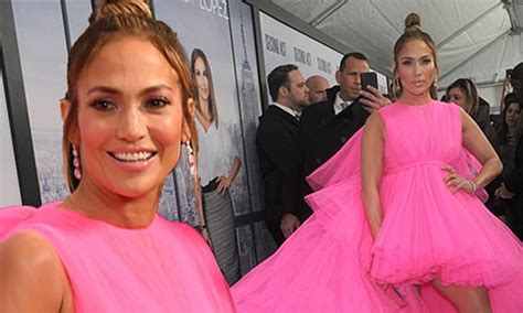 ჯენიფერ ლოპესი ულამაზეს ვარდისფერ კაბაში ფოტო რადიო ფორტუნა