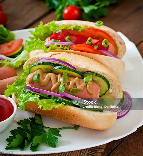 머스터드와 케첩 핫도그 머스타드 양상추와 야채면 2015년에 대한 스톡 사진 및 기타 이미지 2015년 가공육 건강에 좋지 않은 음식 Istock