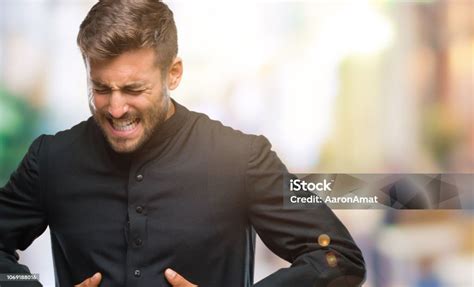 젊은 카톨릭 교 기독교 고립 된 배경 속에 손으로 위에 남자 신부 때문에 소화 불량 고통 스러운 질병 기분이 나쁘다 통증 개념입니다 건강관리와 의술에 대한 스톡 사진 및