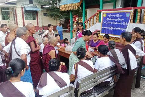 ဖြူးမြို့နယ် မိုးကုတ်ဝိပဿနာ ဓမ္မရိပ်သာတရားစခန်းဝင်ရောက်သည့် ယောဂီသူတော်စင်များအား တိုင်းရင်းဆေးဖ