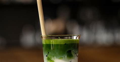 건강한 음료 겹겹이 쌓인 음료 녹색 녹차 대나무 짚 라떼 마차 목조 테이블 밀크 티 바리스타 사진 촬영 상쾌한 셀렉티브 포커스 수직 쐈어 아시아