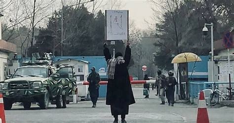 孤身一人爭取權益對抗禁令 阿富汗女子在大學門口舉牌「讓我念書」 國際 Ctwant