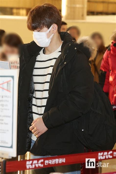 포토 갓세븐 진영 잠이 쏟아져요 헉스