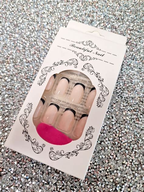 Комплект Разкошни Press On Изкуствени Нокти 24 броя Стилен Френски Маникюр с Подчертана Черна