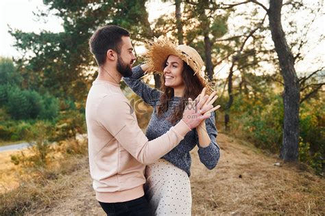 站立和拥抱。高清摄影大图 千库网