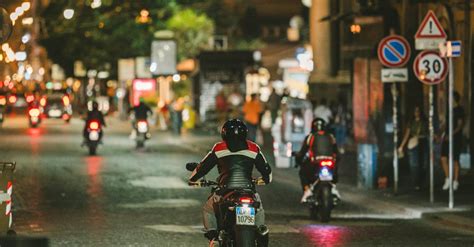 有关交通 充滿活力 公共标志 冒險 動態 历史名城 圓石 坎帕尼亚 城市 城市建筑 城市探索 城市生活 夜晚的 夜生活 安全 市中心 市容 年轻的成年人