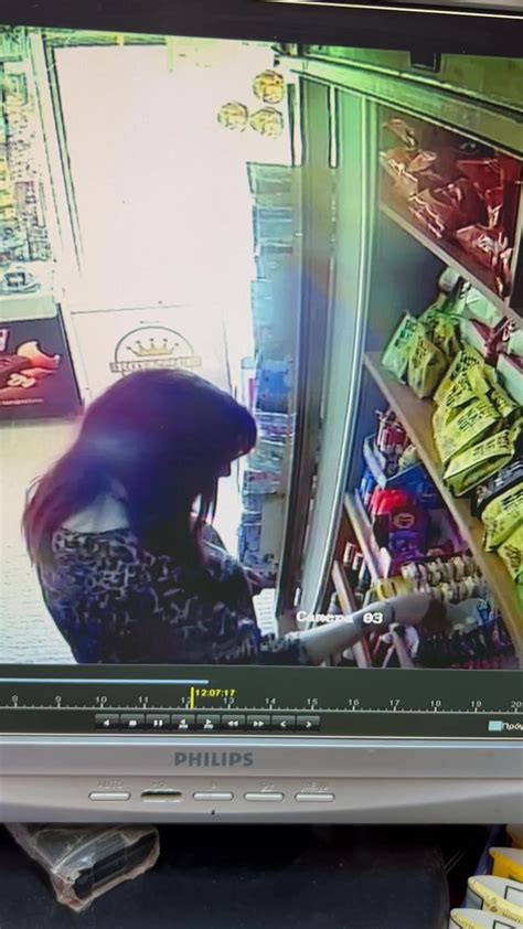 ΝΤΡΟΠΗ ΚΑΙ ΑΙΣΧΟΣ Γίνονται κλέφτες για 2 μικρά ζελεδακια και μετά ρίχνουν στα παιδιά τους το