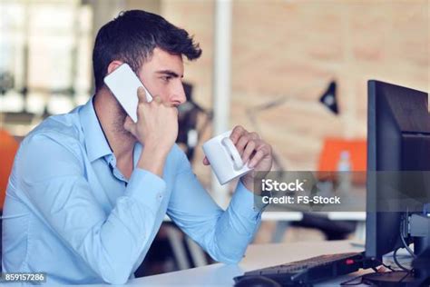 실업가 편안 하 게 다리를 책상에 현대 사무실에서 직장에서 미래에 대 한 꿈을 하는 동안 마시는 커피 경영자에 대한 스톡 사진 및 기타 이미지 Istock