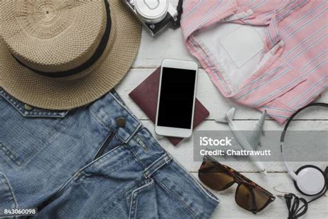 기술 배경 컨셉으로 여행 하는 여성 의류 액세서리의 공중 전망 필수 항목 여행자에 대 한 십 대와 성인 휴가 여행 준비 몇몇 현대 백색 나무에 개체 가방에 대한 스톡 사진