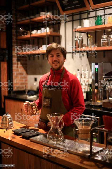 카페에서 일 하는 젊은 남자 바리 스타 커피 위에 붓는 준비 개념에 대한 스톡 사진 및 기타 이미지 개념 개념과 주제