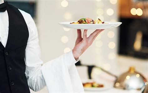 Server Vs Waiter In 2025 Responsibilities Compared